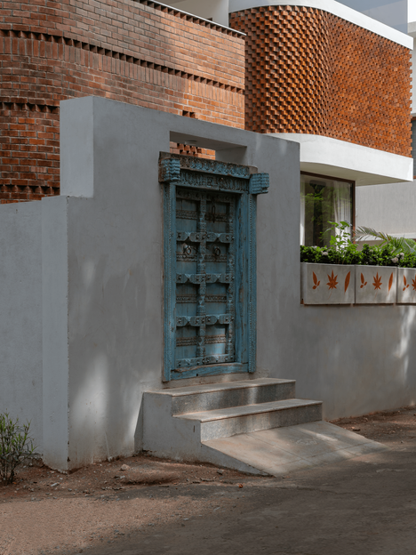 ALAI - HOUSE AROUND THE COURTYARD | Kaptured Studios