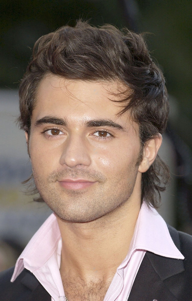 On This Day In 2004 Darius Performed At Breast Cancer Care's 'Tickled ...