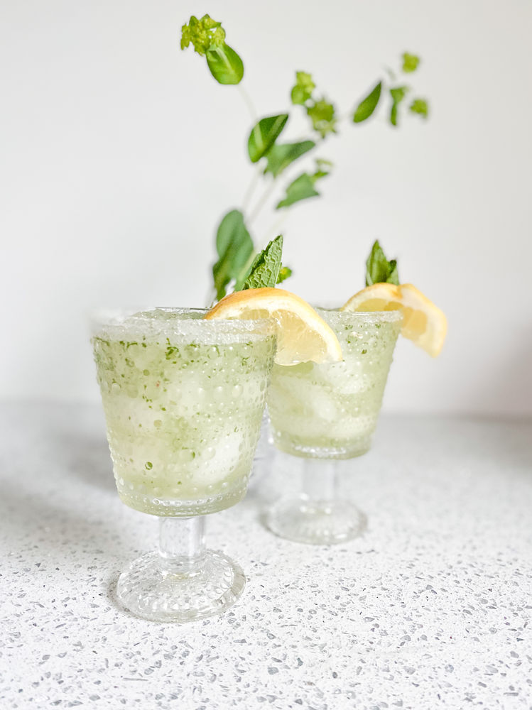 The Perfect Summer Sip: A Delicious Mint Lemonade