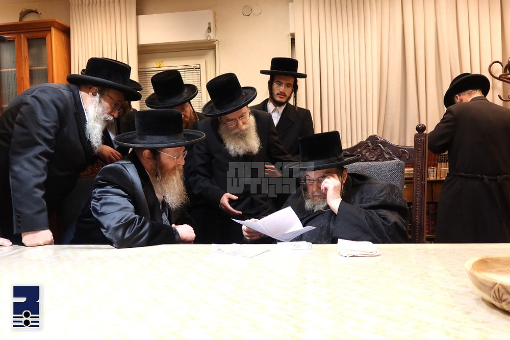 האד' מטרעבישאן באזוכט בבתי אדמור"ים לרגל השמחה במעונו | בילדער גאלעריע