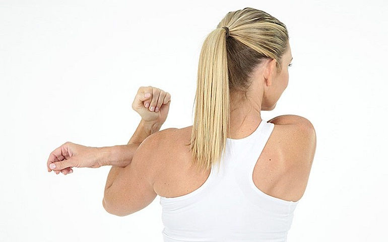Stretching spalle, i migliori esercizi da fare