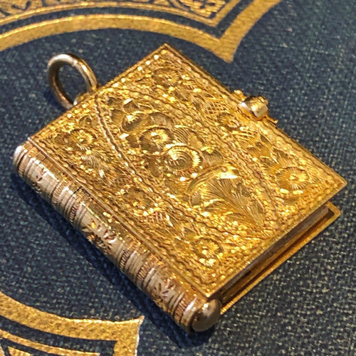 Rare 15ct book locket | Youngs Jewellers