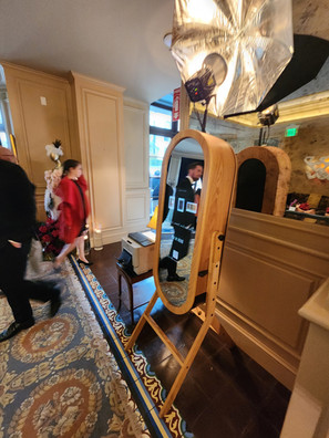 Retro mirror photo booth | Mirror Me Photobooth