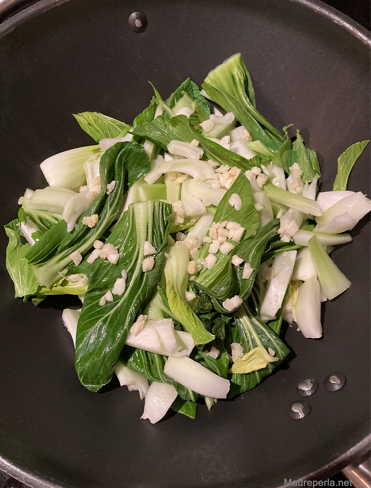 Pak choï sautés au wok, à l'ail et gingembre