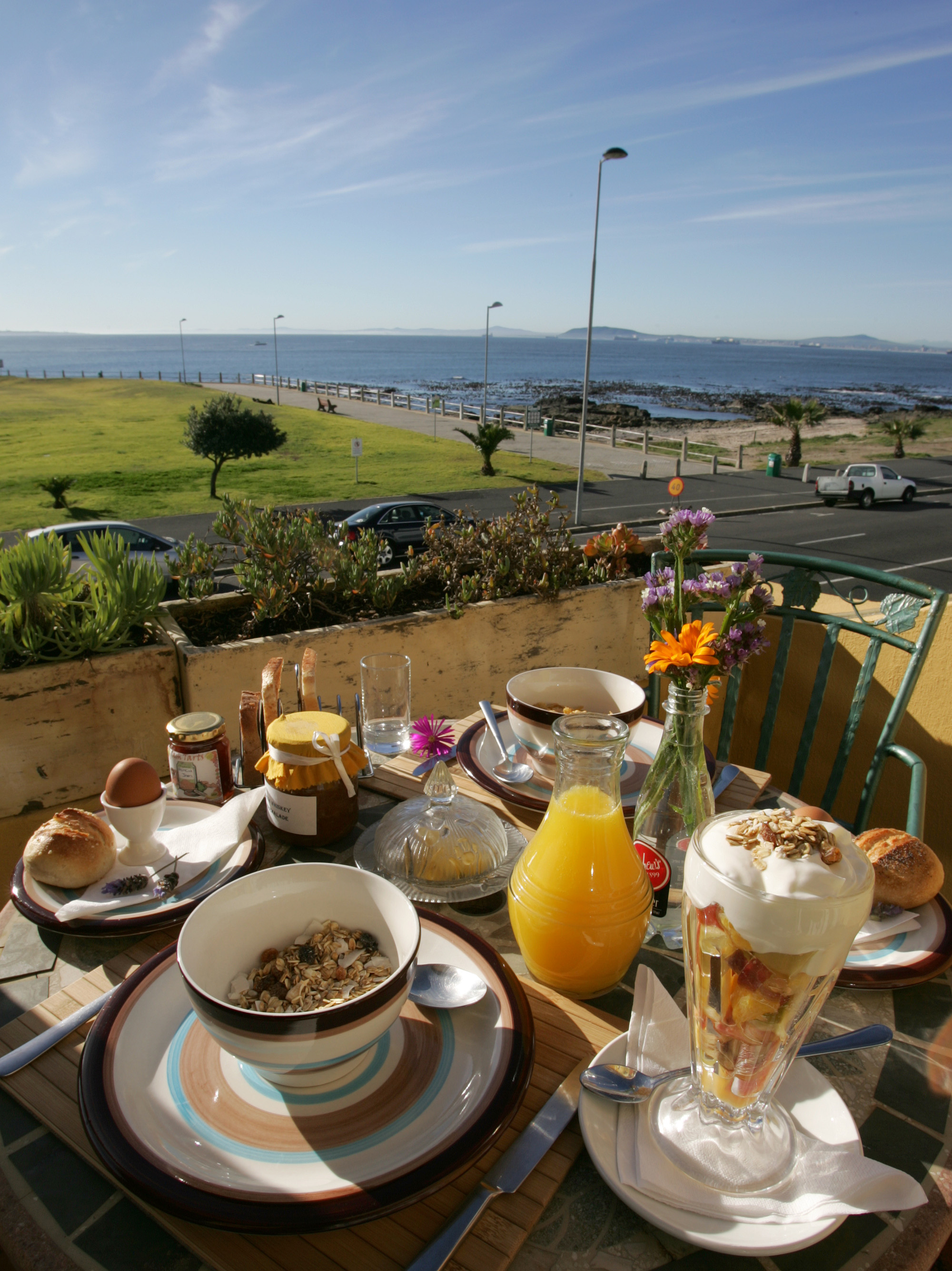 Dolphin Inn Guesthouse, Mouille Point, Cape Town. Great Location!