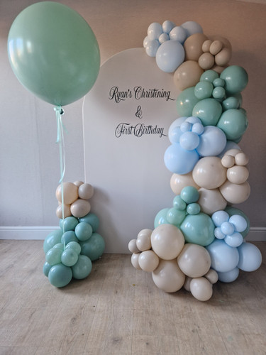 Wooden 5ft backdrop & 2ft balloon | Balloon Guys