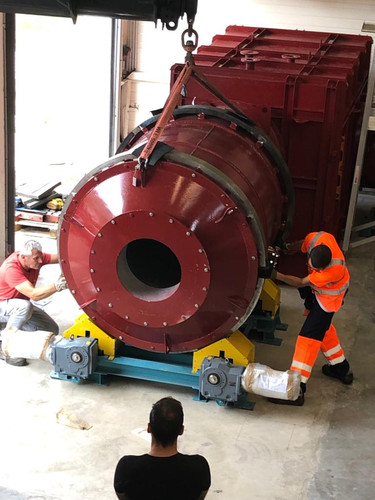 Installation d'un four de fusion dans les locaux de TND