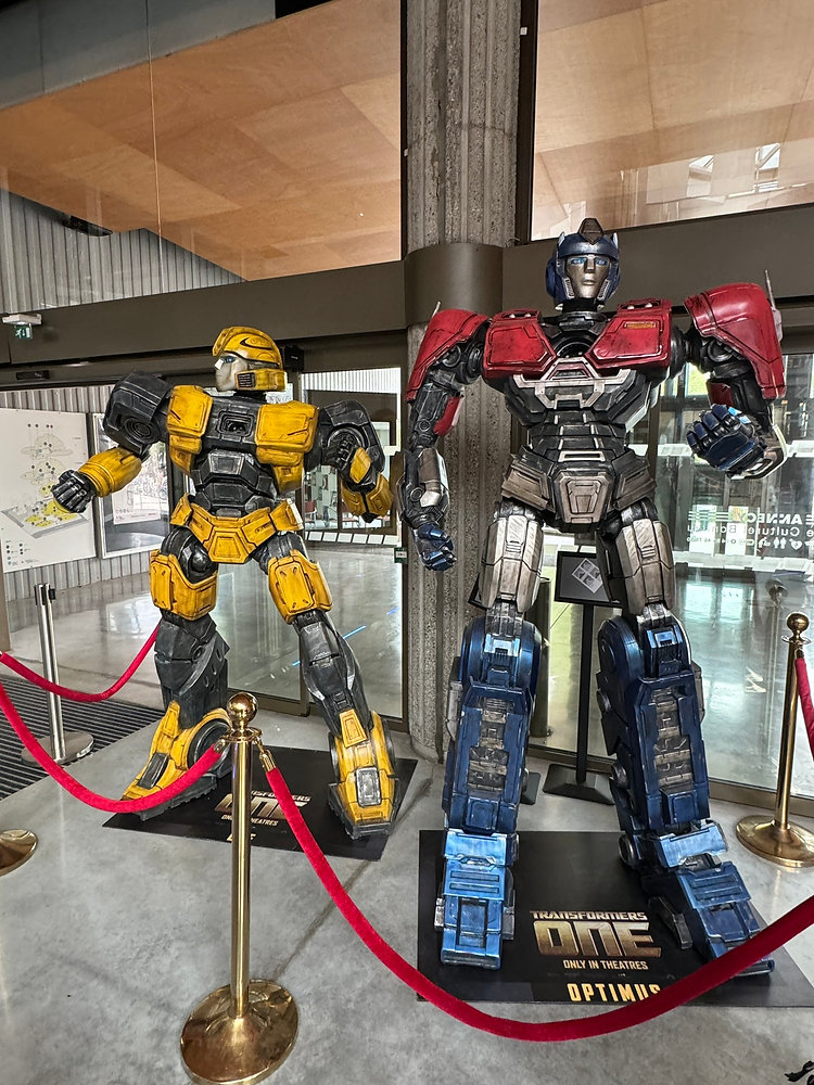 Exposição de Estátuas de Transformers One no Festival de Animação de ...