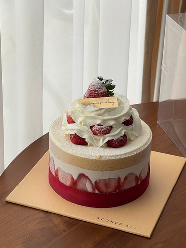 Strawberry Dream Tower 15cm | scones alley