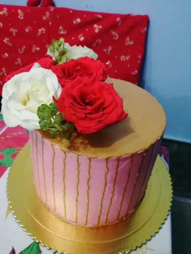 Drip Cake - Rosas naturales | POSTRES KARLITA
