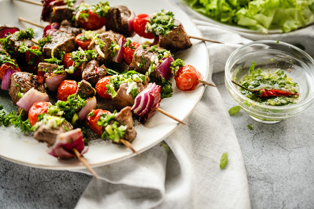 Brochettes de filet mignon avec sauce chimichurri