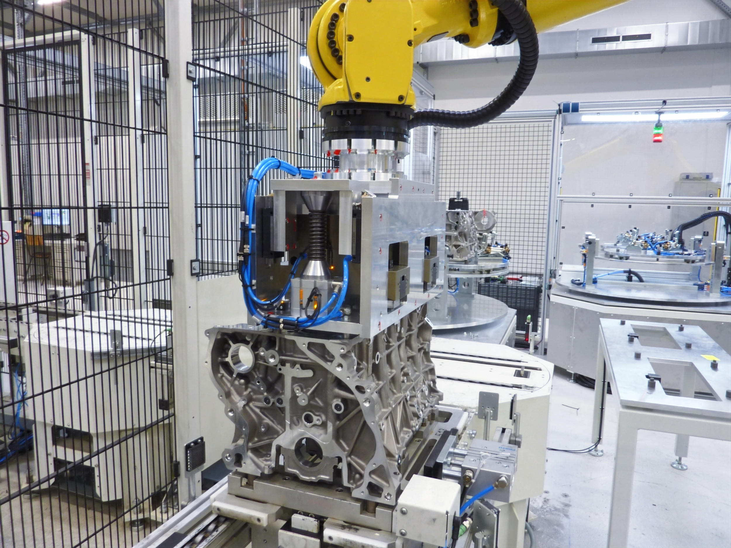 Robot cell for transporting and testing engine blocks