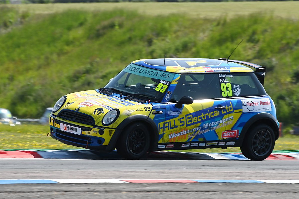 MAX HALL MAINTAINS TITLE CHARGE WITH BATTLING THRUXTON PERFORMANCE