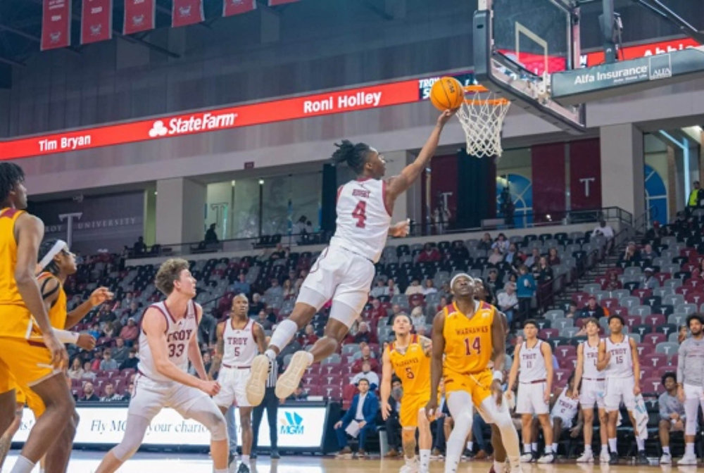 Basketball teams garner preseason honors