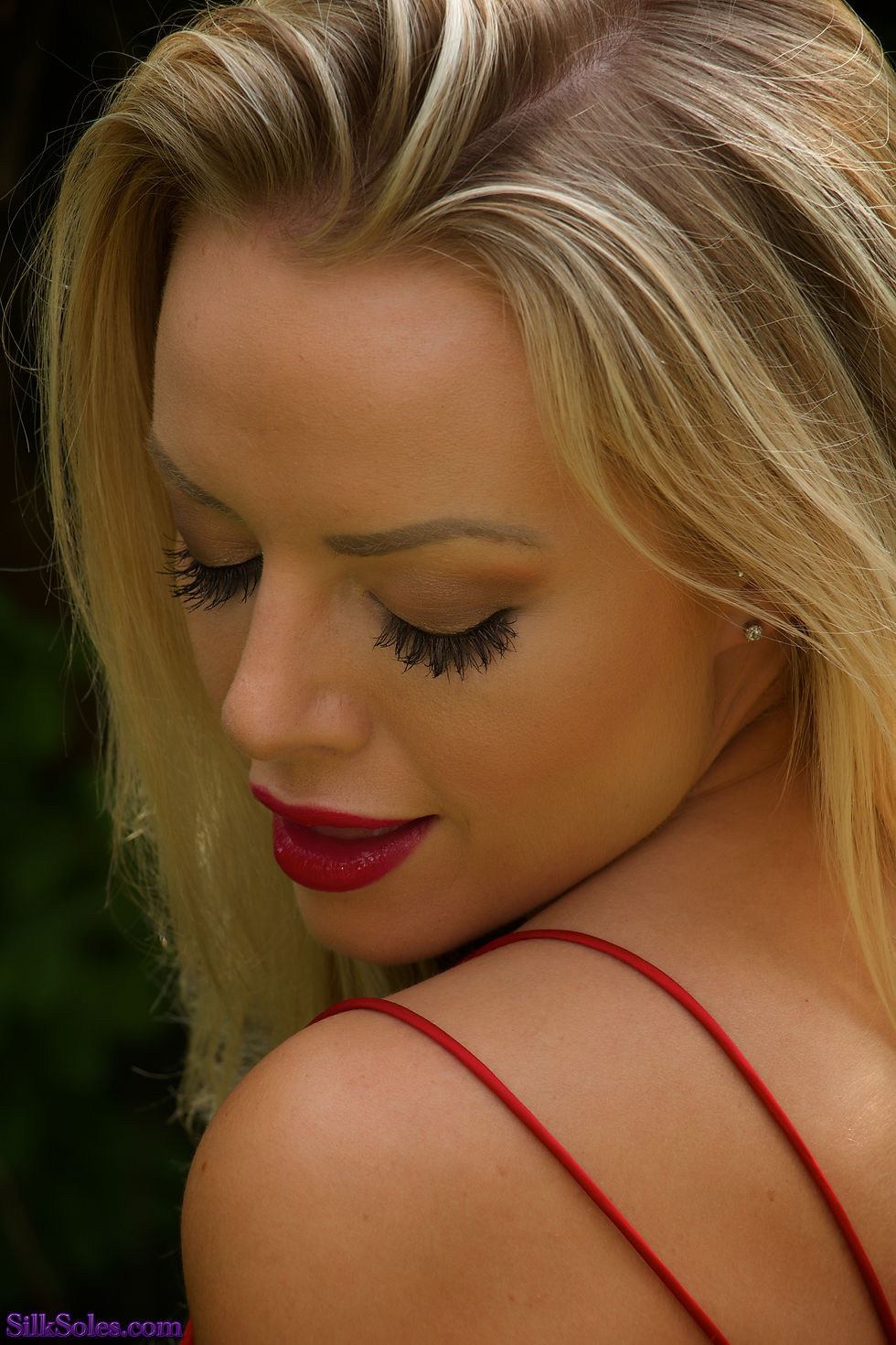 Hannah Claydon : red dress and barefoot in the garden (30 pics)