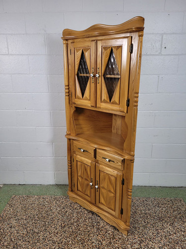 Belle armoire / buffet en coin/ encognure | Noschoses