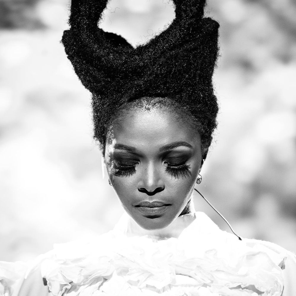 Simphiwe Dana - A Symphony of Afro-Jazz and Activism | The Go-To Guy