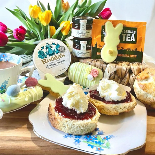 Cornish Cream Tea - Easter with Cakesicles | Biscuity