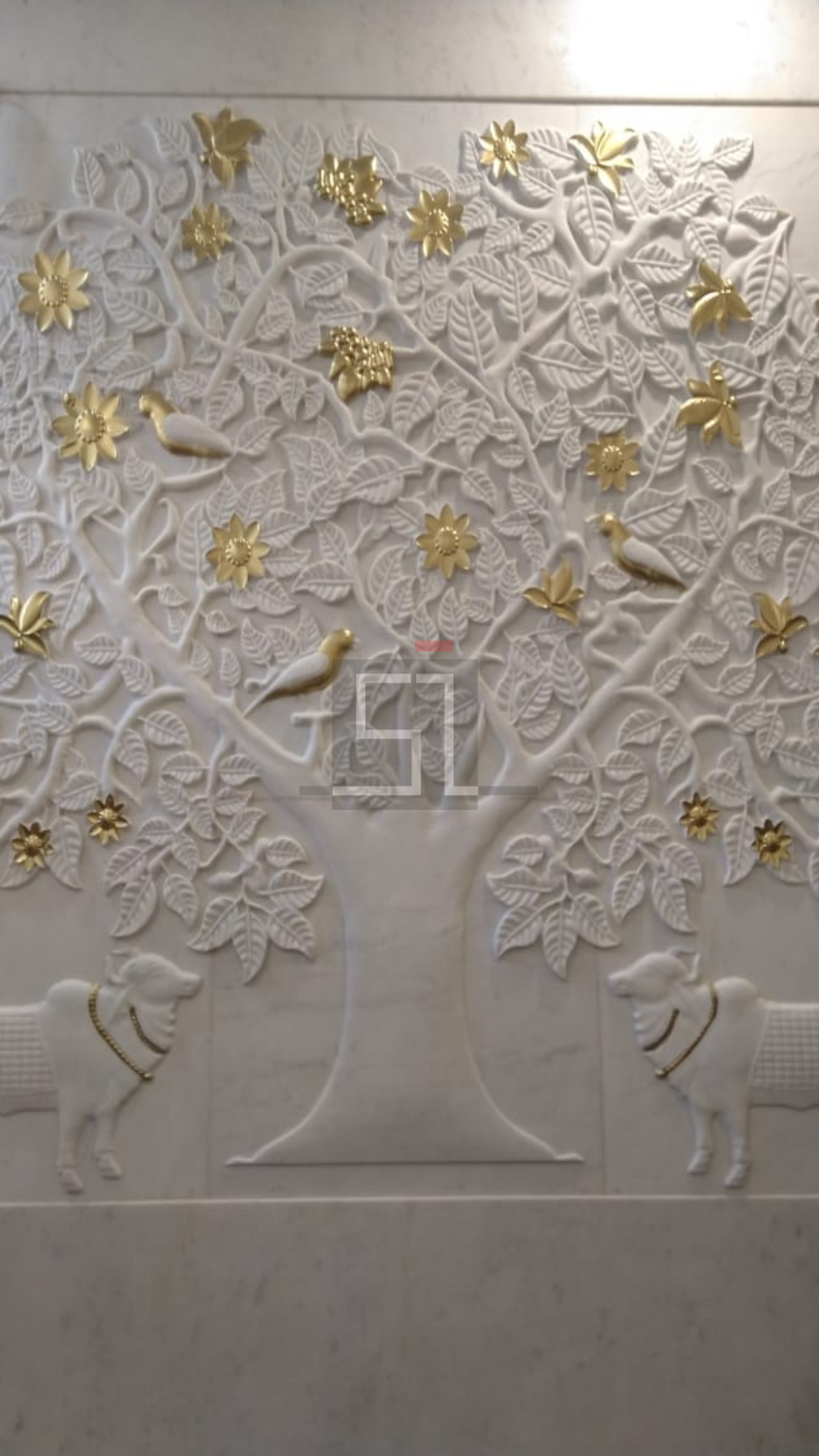 9 Captivating MANDIR BACKDROP WALL Designs In NATURAL STONE for Indian ...