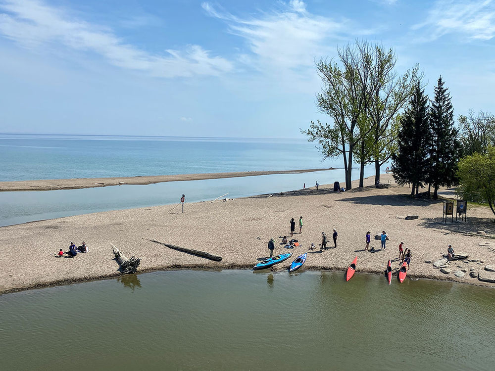 Begin this 10-km waterfront walk with a spectacular view!