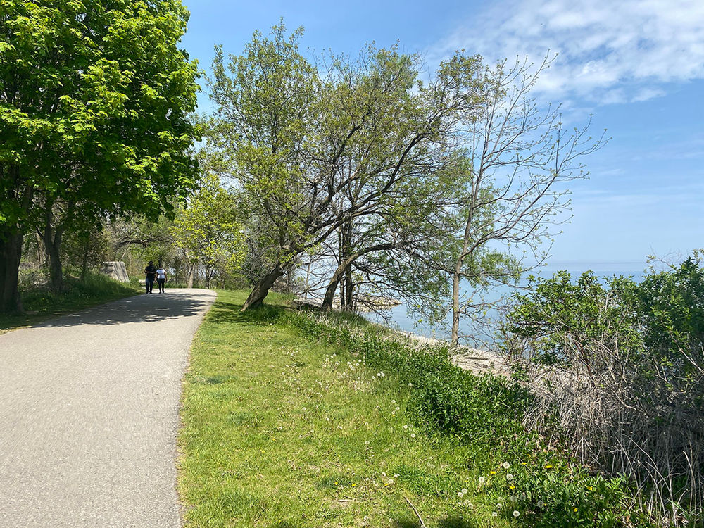 Begin this 10-km waterfront walk with a spectacular view!