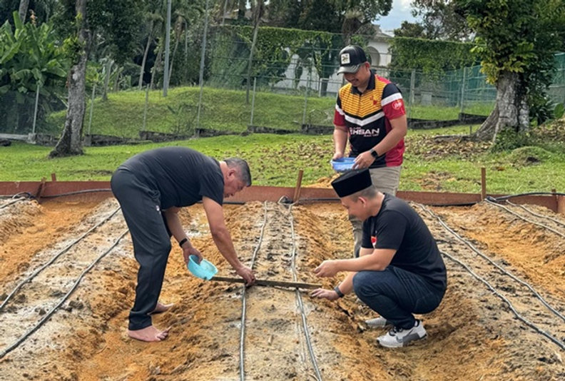 Selepas ternak ikan, Mat Sabu tanam bawang rose di laman kediaman rasmi