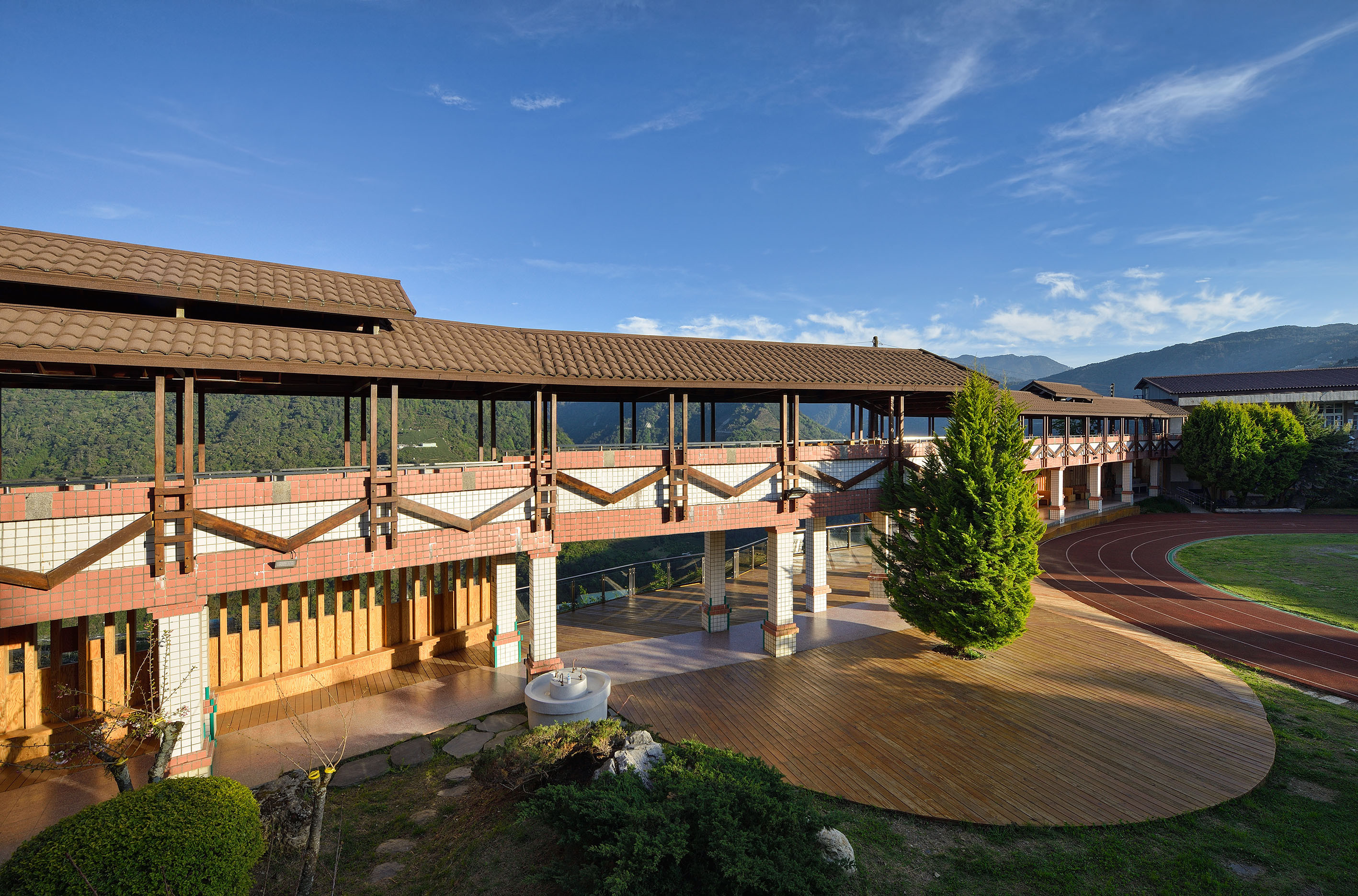 Campus Viewing Corridor - Bronze Arch Design Award Winner 2023