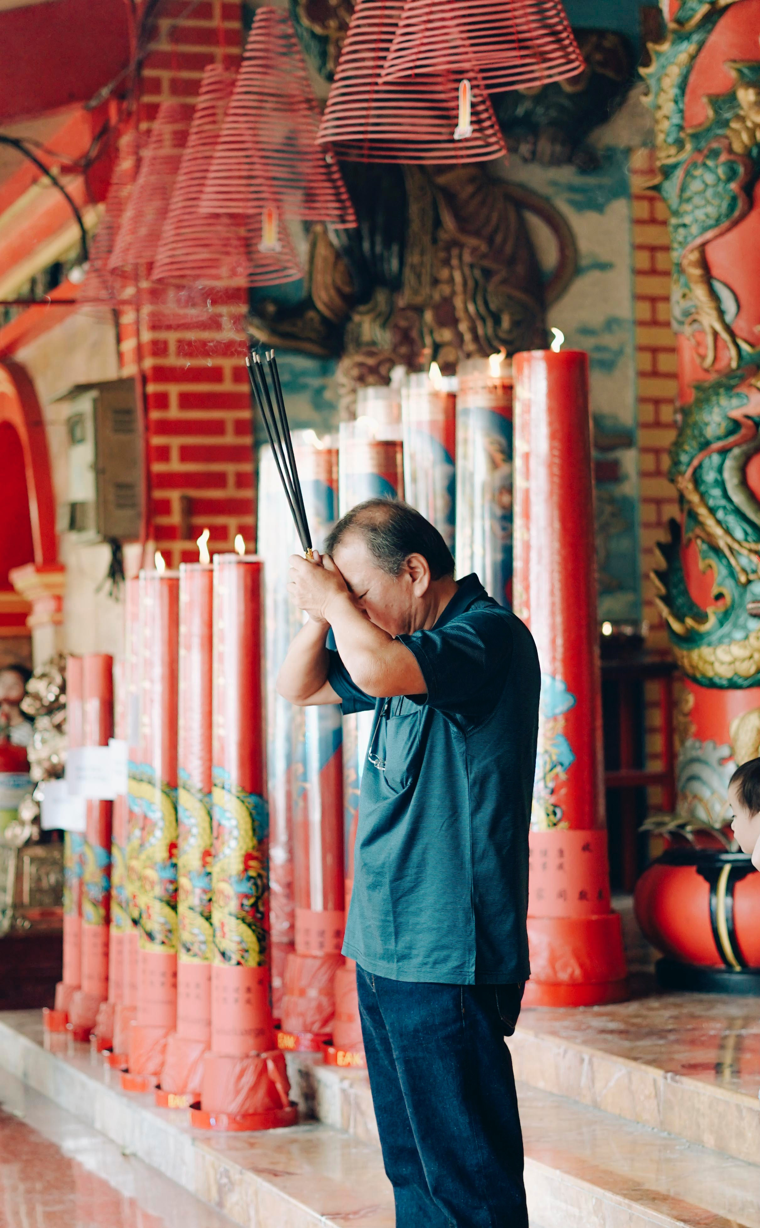 How do Malaysian Chinese Pray?