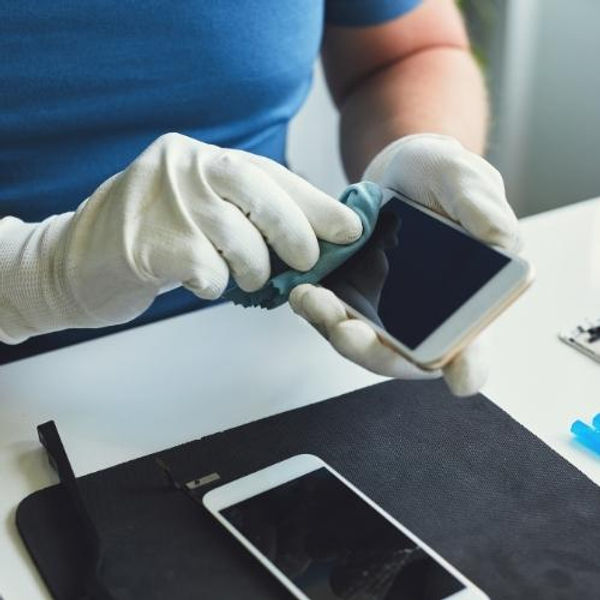 Learn how to remove scratches from your phone easily with these methods!