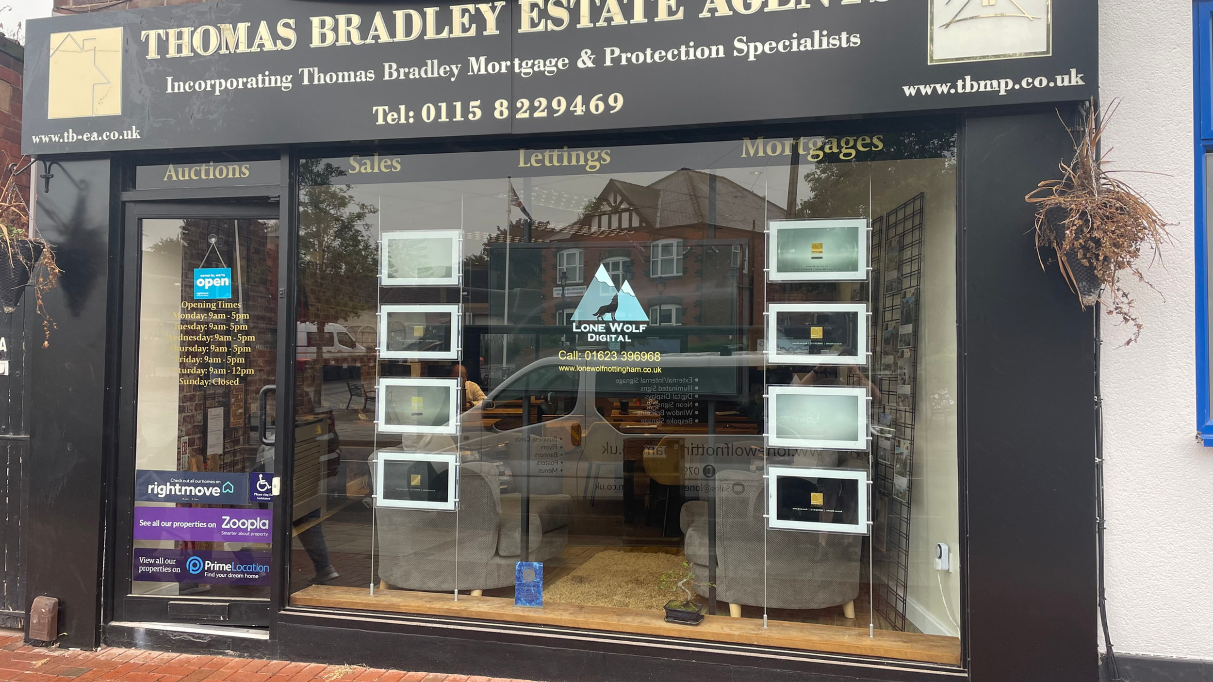 High Bright Window Monitors | Digital Menus at Lone Wolf Sign Solutions