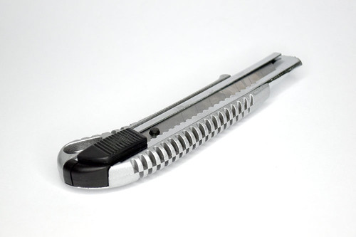 Exacto Grande Metálico de 18mm | OfficeArte Papelería