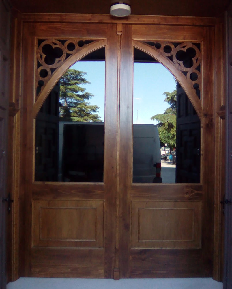 Portón de madera y revestimiento de paredes - Carpintería Bonilla