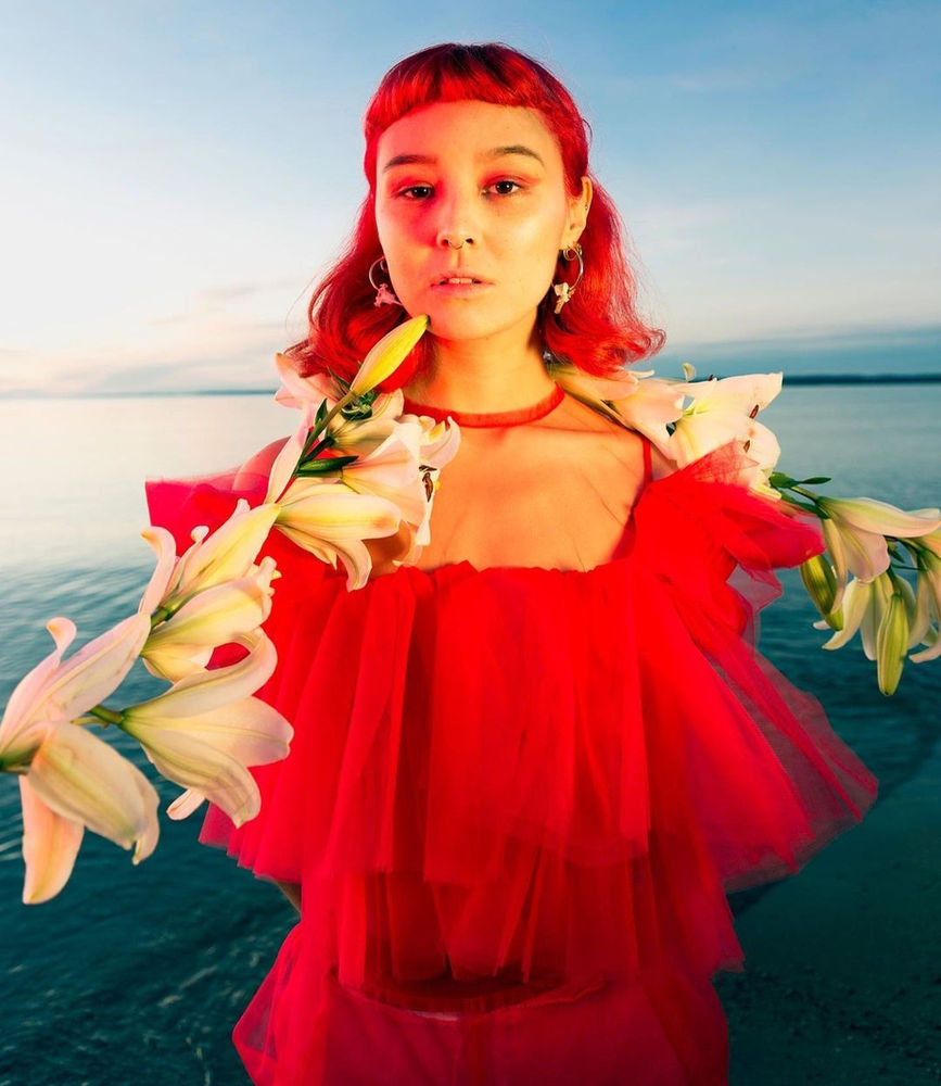 The Expanding Universe of Luna Li