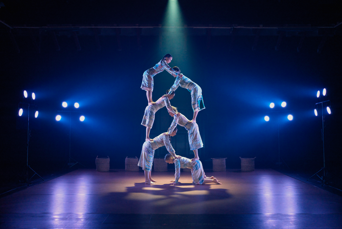 THE CARRYING BODY | Dynamo Magazine