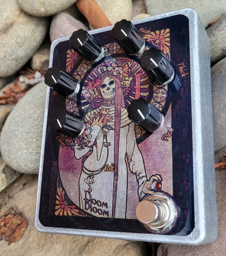 FuzzHugger Doom Bloom fuzz (Graphic, Deluxe Finish) | FuzzHugger Effects