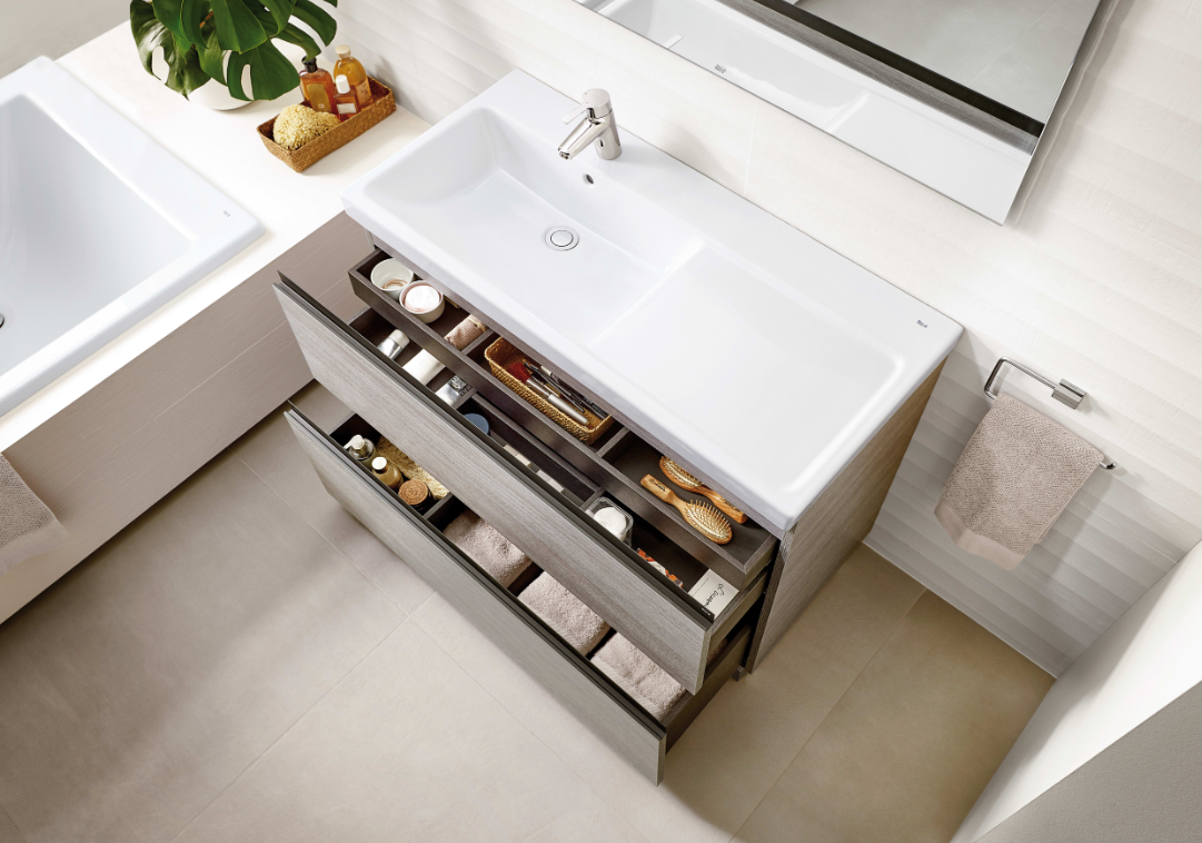 Roca | Bathroom & Fireplace