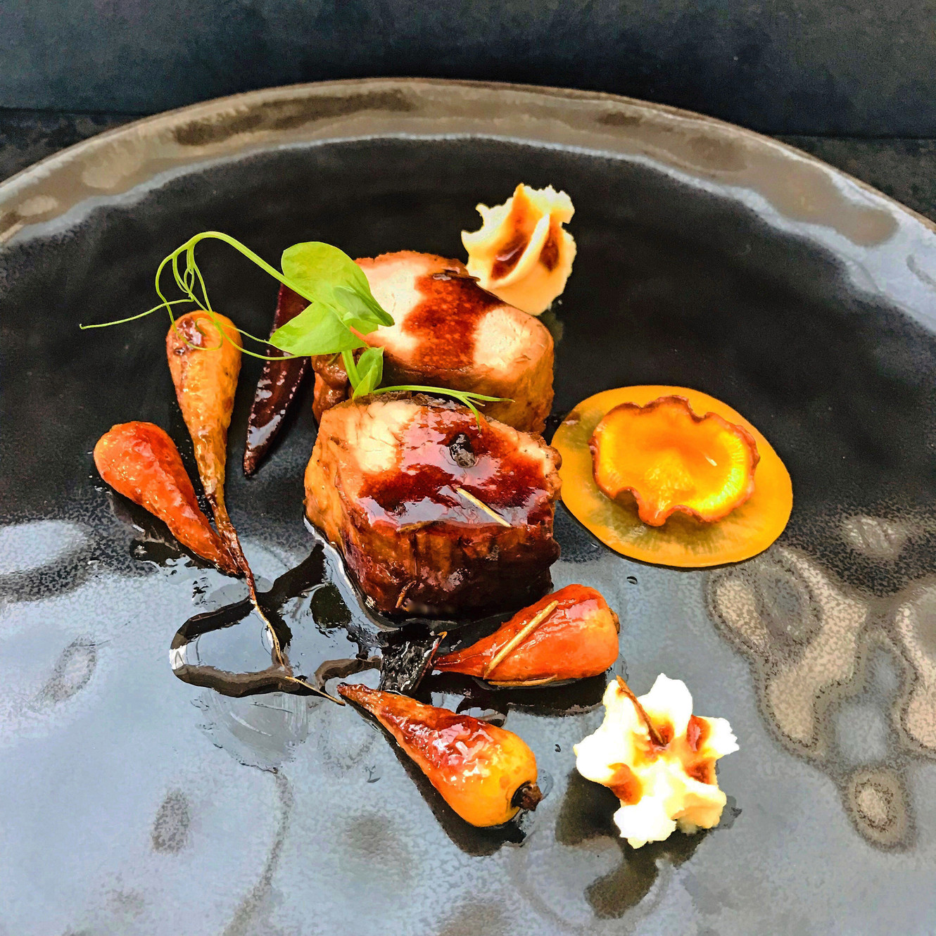 Filet mignon de porc à l’ail fumé et minis légumes