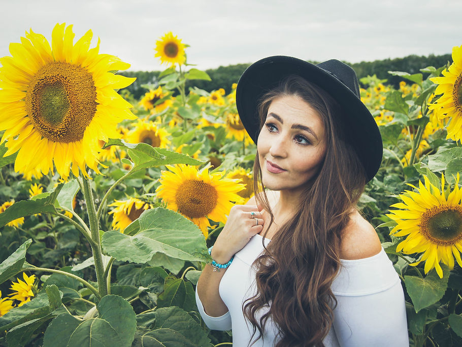 Laura Davis | Country Music Covers Singer | Cheltenham, UK | Country ...