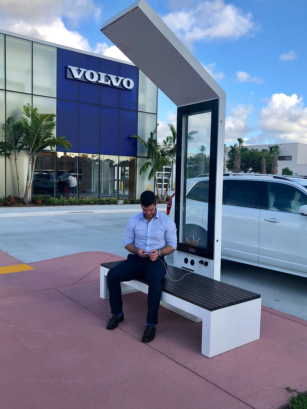 5 cool features of Smart Solar powered Bench