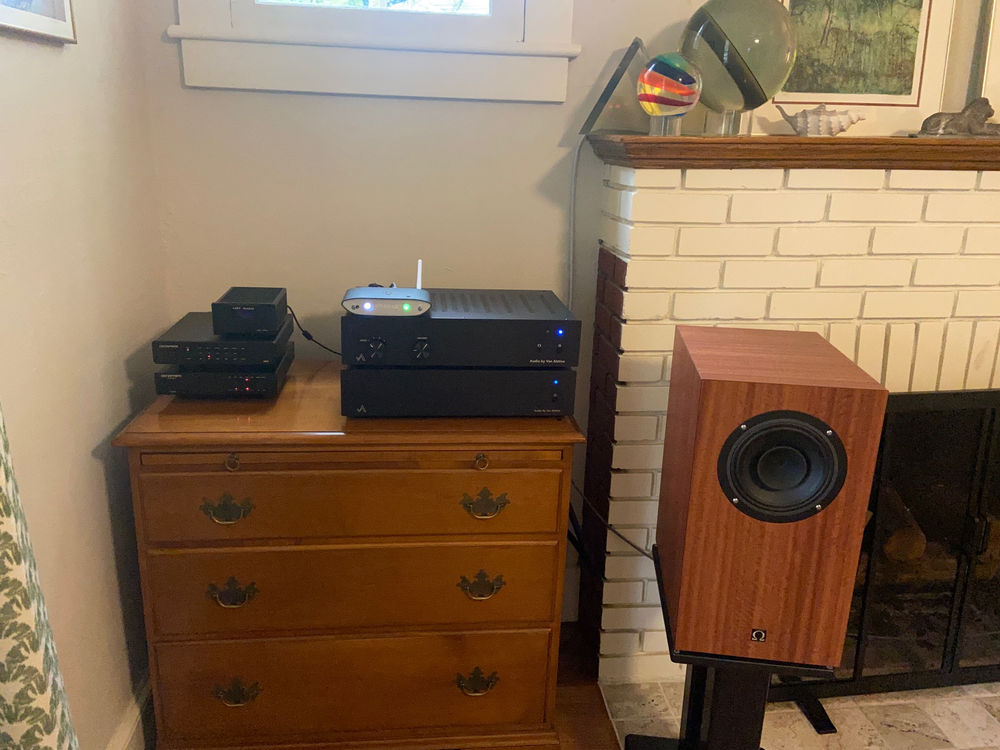 LHY Audio LPS powering up iFi Zen Stream.