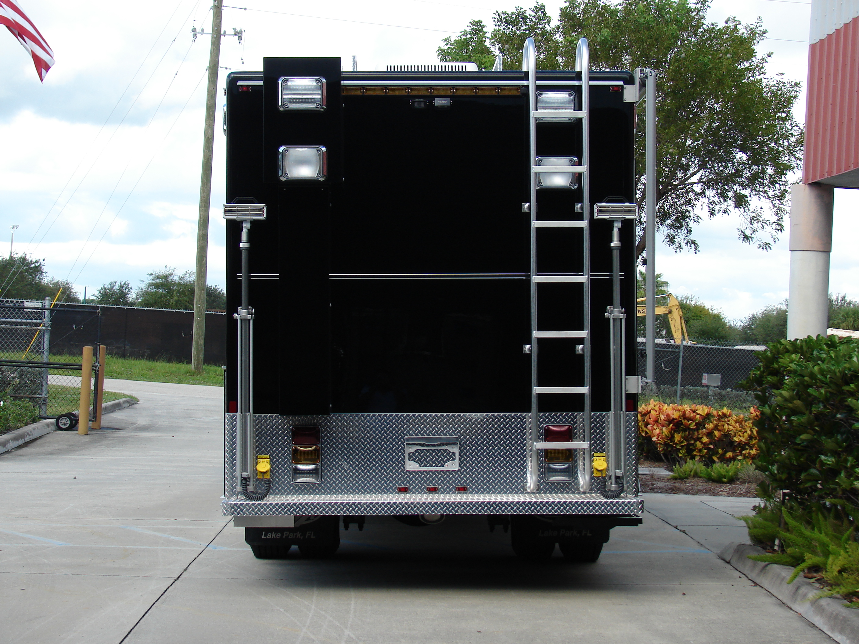 22-Ft. Mobile Command Tactical Vehicle - Mun. de San Lorenzo | EVI