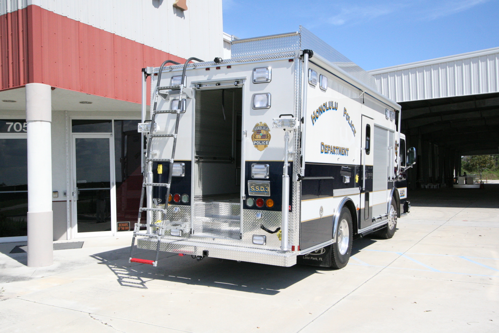 Tactical SWAT Vehicle 23-Ft. Walk-In Custom - Honolulu P.D. | EVI