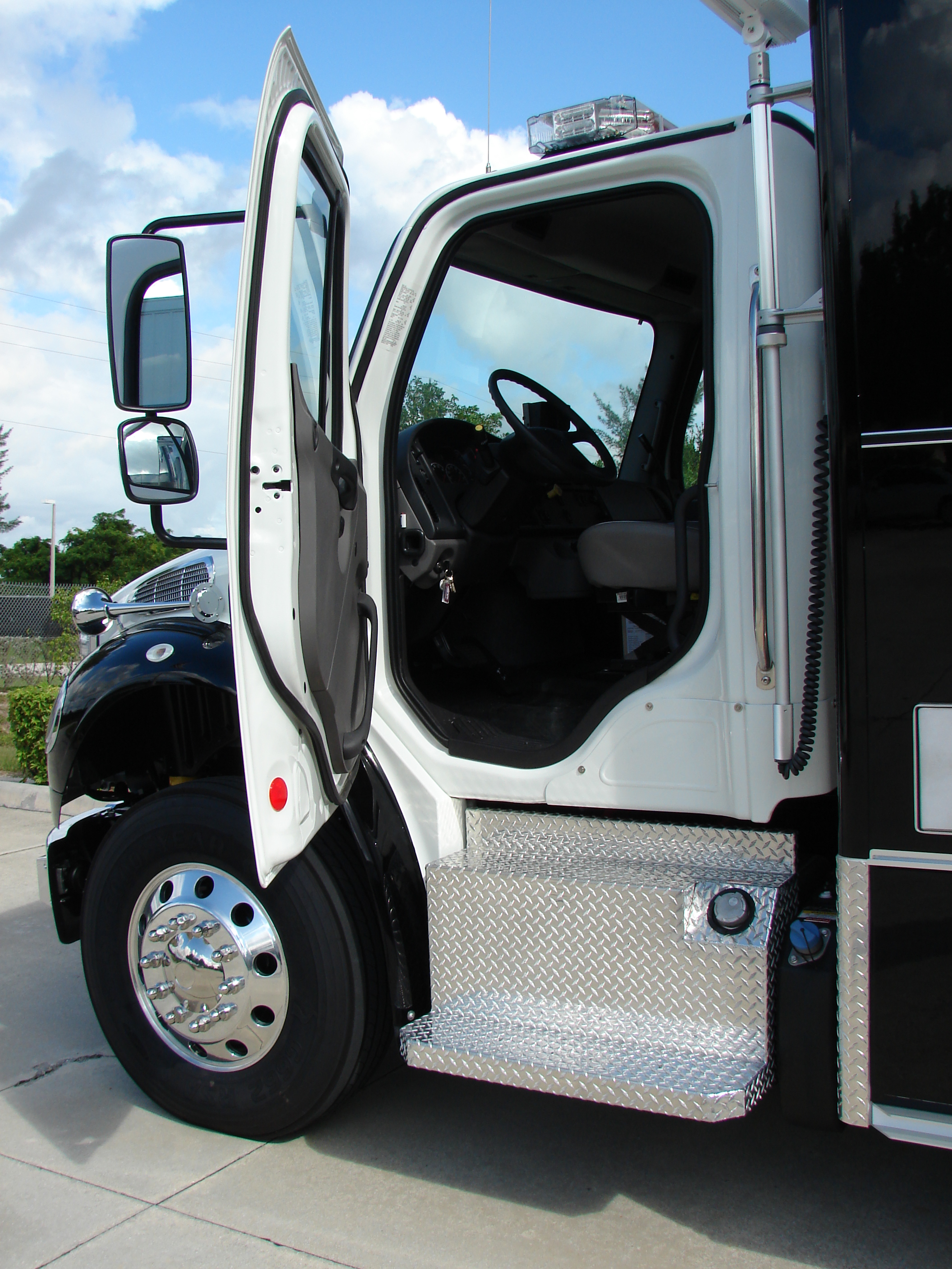 22-Ft. Mobile Command Tactical Vehicle - Mun. de San Lorenzo | EVI