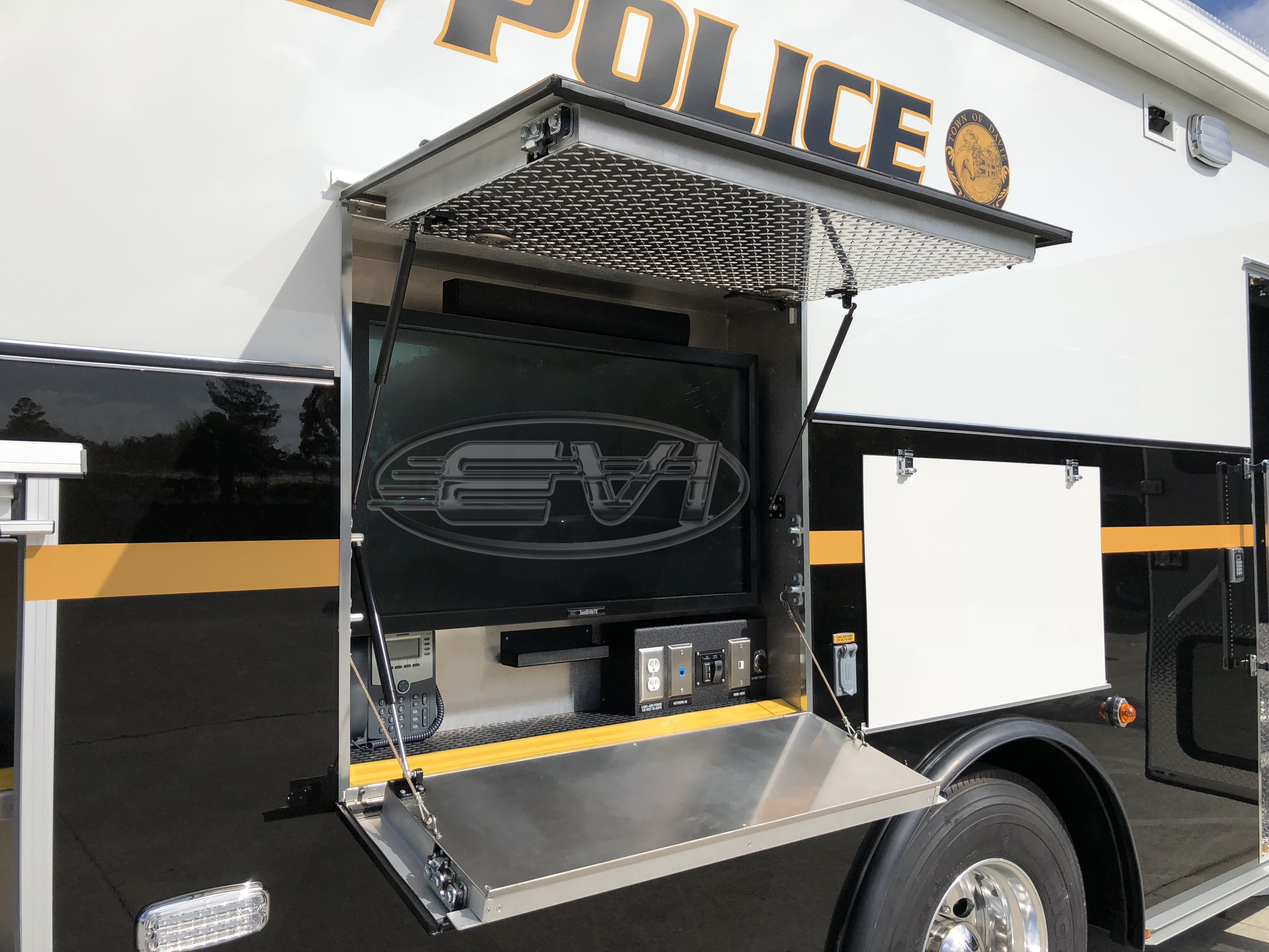 Mobile Command Center - Town of Dave - PD | EVI