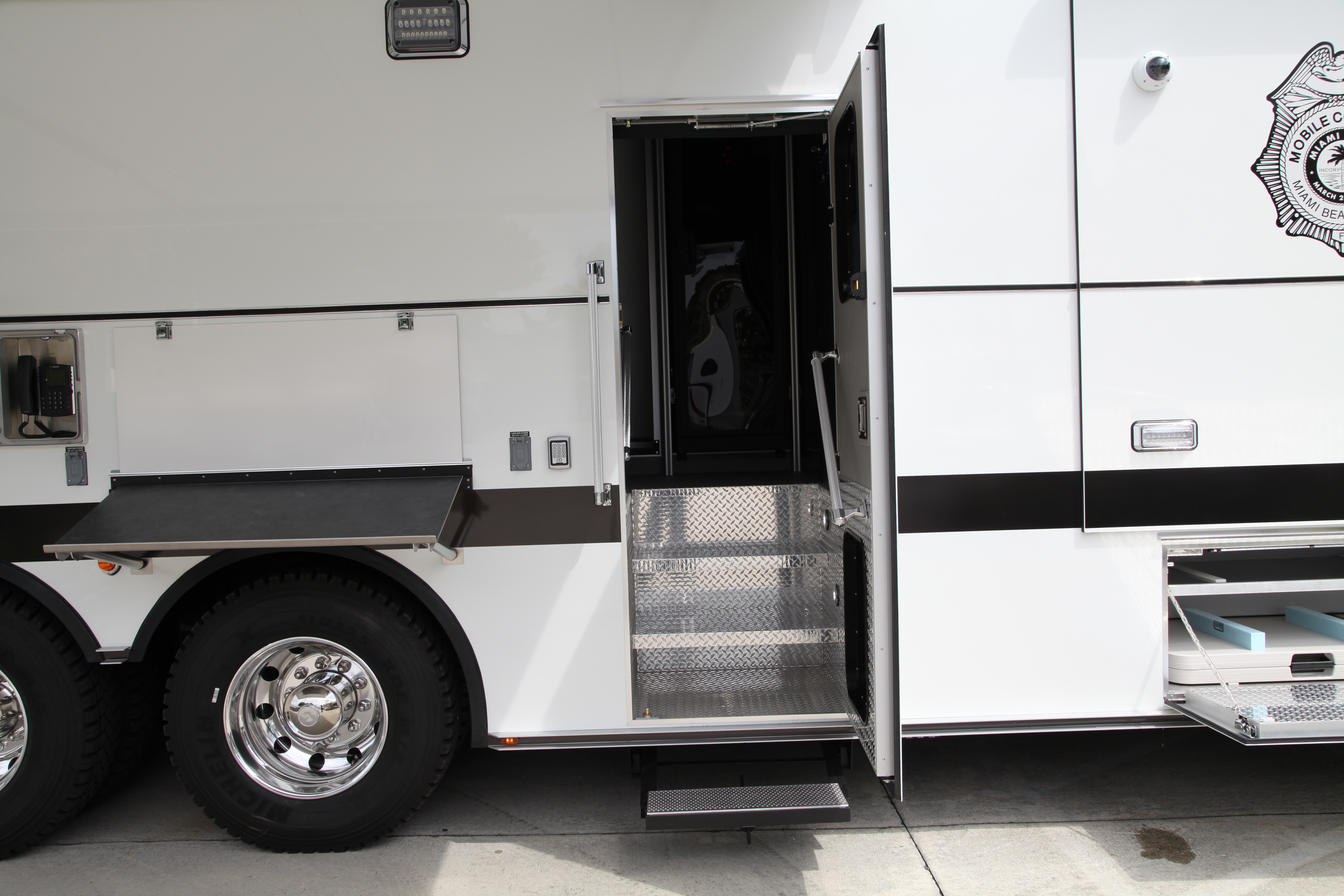 Custom Mobile Command Vehicle - Miami Bch PD | EVI