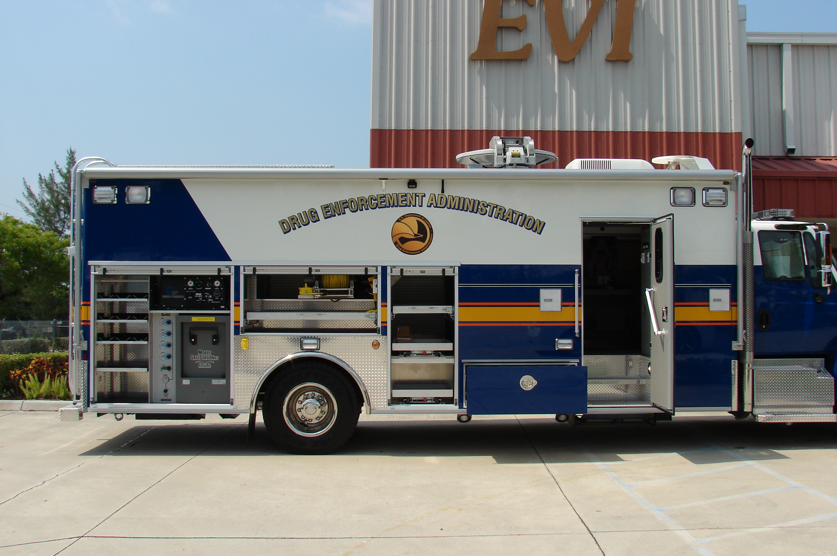 Lab Mobile Command Vehicle - DEA | EVI