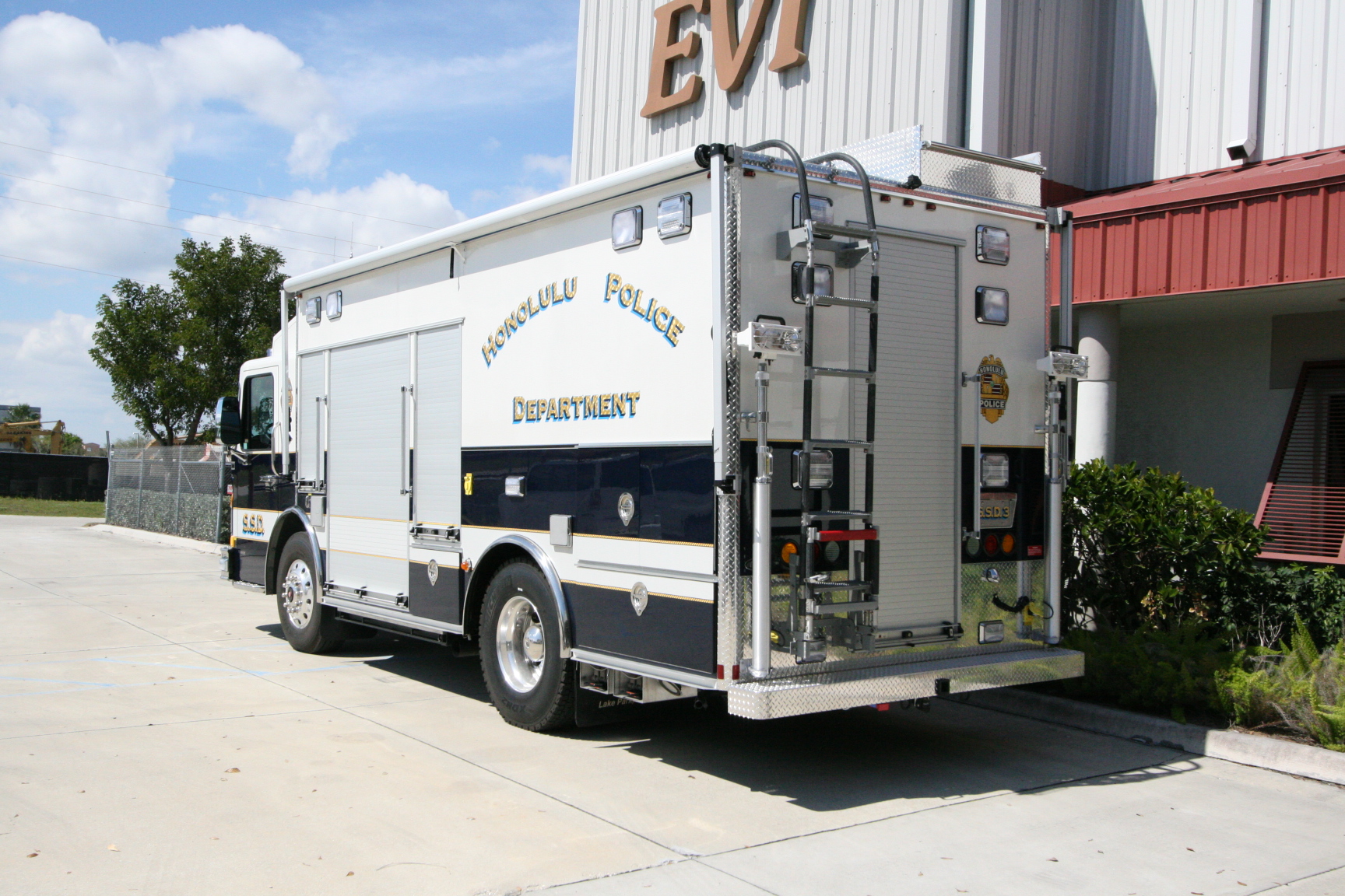 Tactical SWAT Vehicle 23-Ft. Walk-In Custom - Honolulu P.D. | EVI