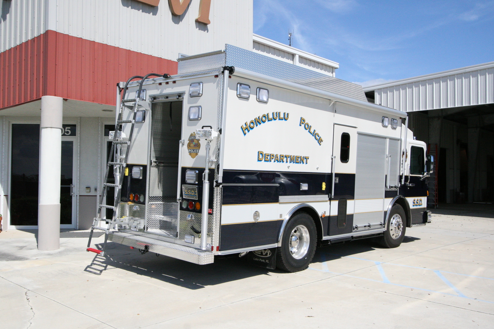 Tactical SWAT Vehicle 23-Ft. Walk-In Custom - Honolulu P.D. | EVI