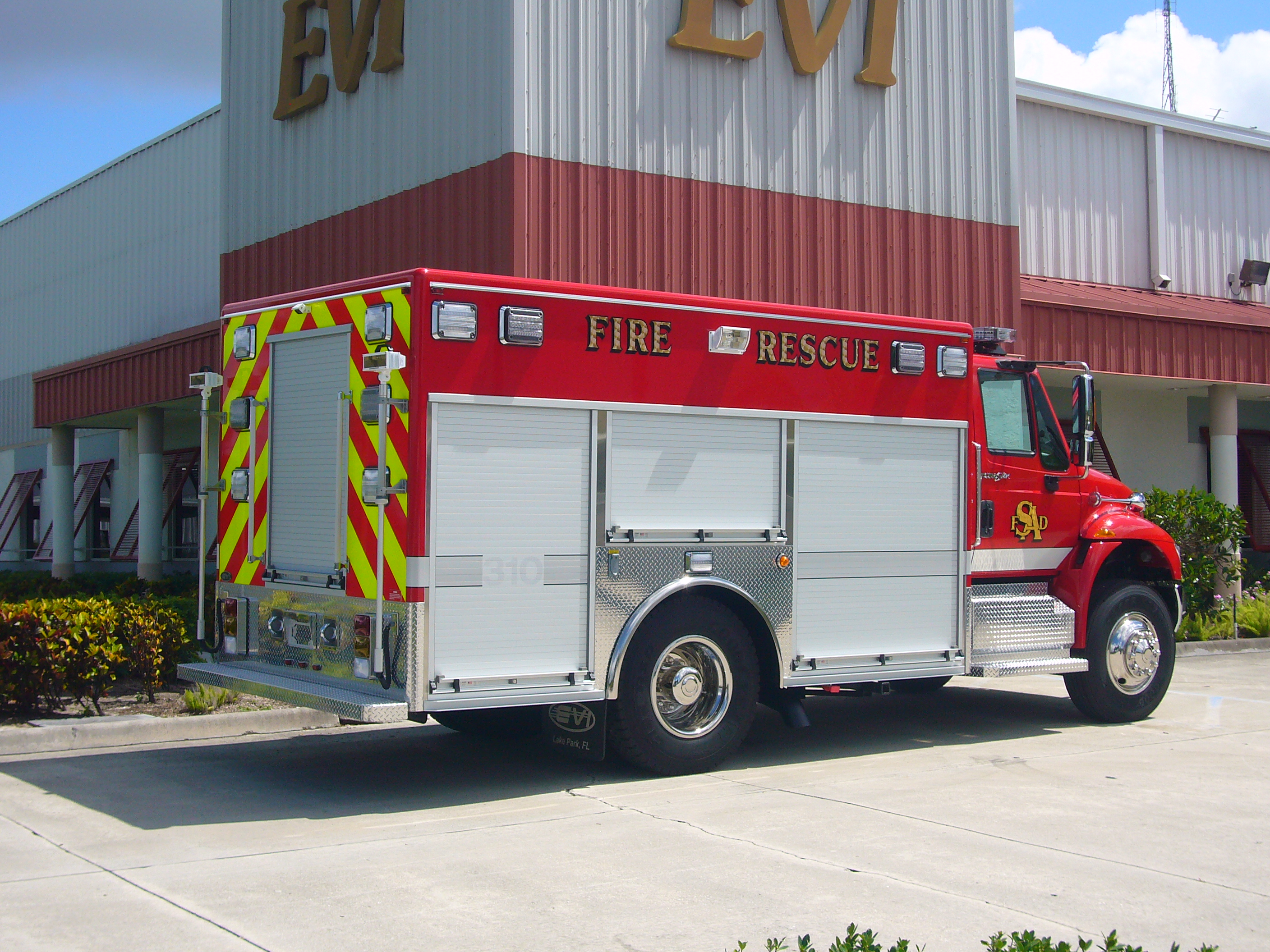 Walk Around Medium Rescue Fire Truck | St. Albans Fire Dept. | EVI