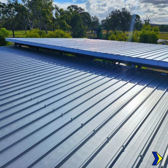 DeltaTrim™ 150mm insulated panels in Zinc & Offwhite / Surfmist